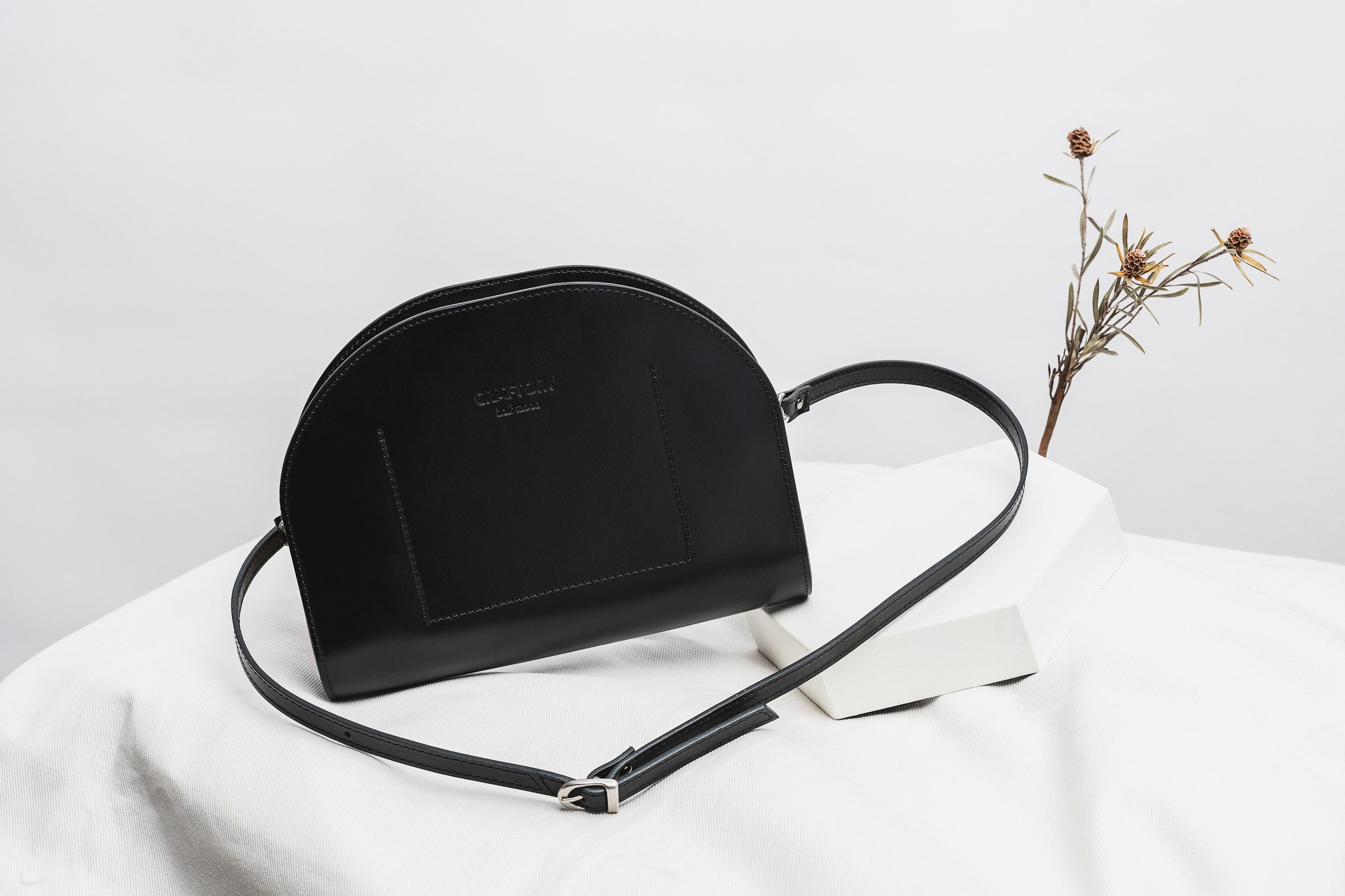 Leather Handbag Half Moon - Black | Hertwill