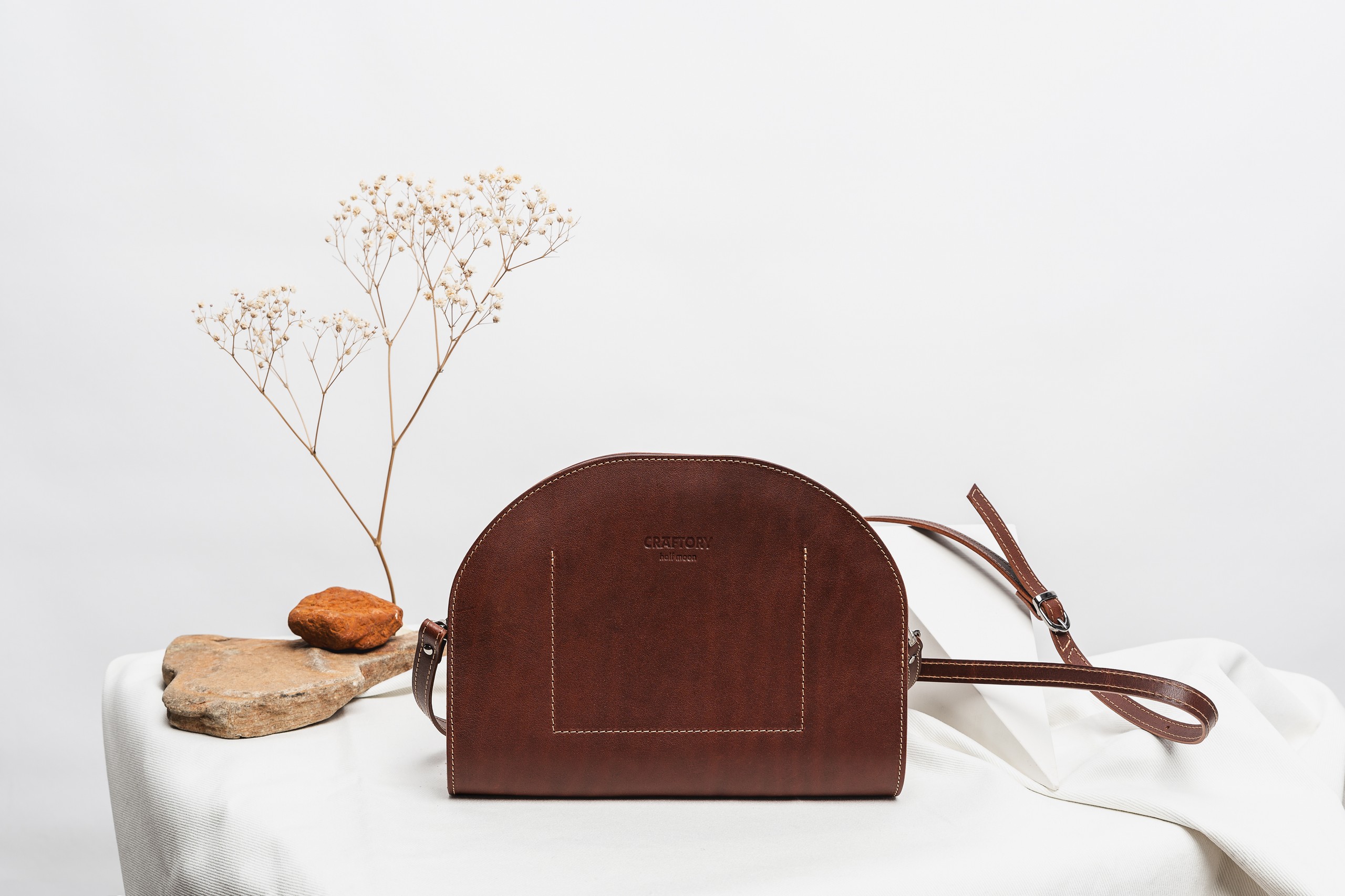 Leather Handbag Half Moon - Cognac | Hertwill